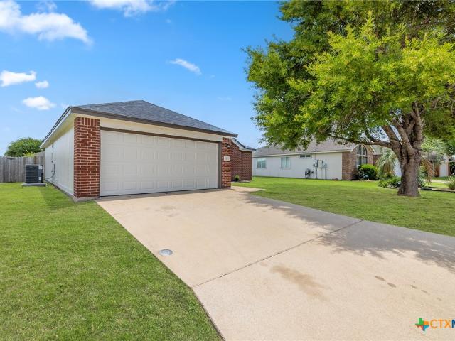 1605 Oak Chase Trail