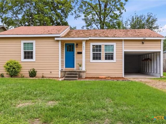 1605 E Mistletoe Ave, Victoria, TX 77901