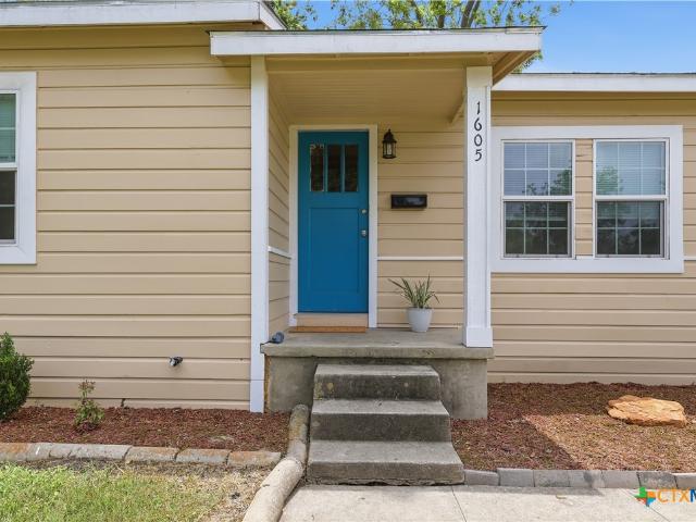 1605 E Mistletoe Avenue