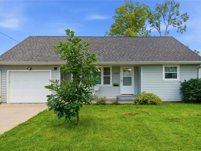 1606 Maplewood Dr NE, Cedar Rapids, IA 52402