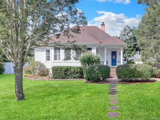 1606 Grundy Ave, Holbrook, NY 11741