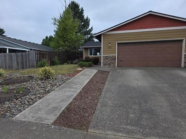 1606 SE JONATHAN AVE 1217 3/1 1038 sqft