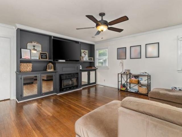 1607 Ridge Ave