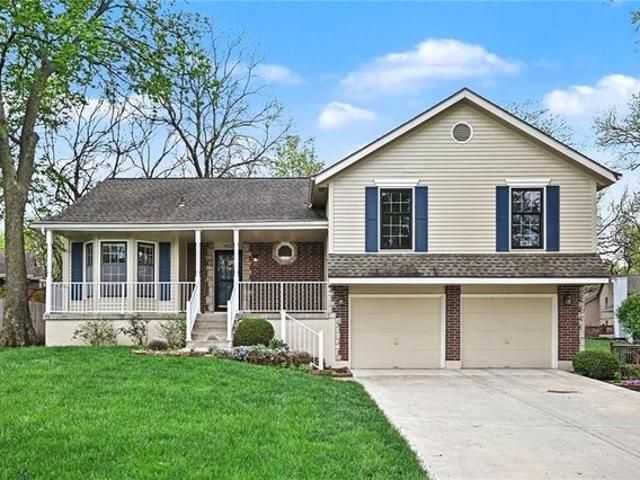 1607 SE Boone Trl, Lee's Summit, MO 64063