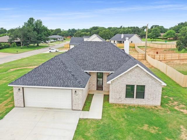 1607 W College St, Jacksboro, TX 76458