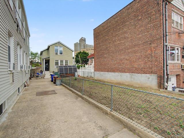 1608 Merry Avenue