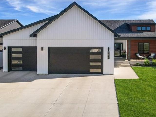 1608 Woodlands Way SE, Minot, ND 58701