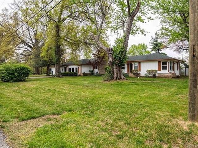 1609 Crestview Dr, New Albany, IN 47150