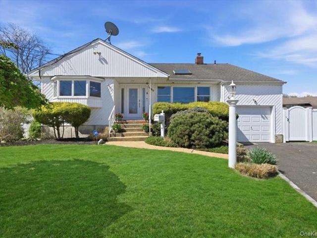 1600 Milburn Ct, Wantagh, NY 11793
