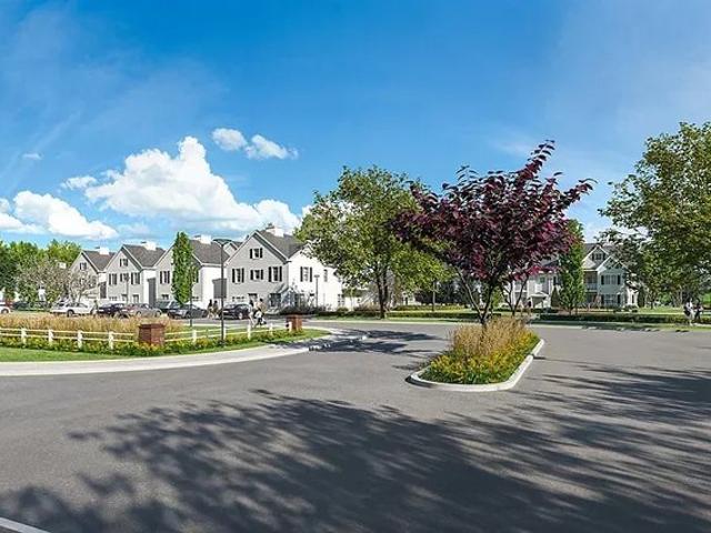 1600 New Britain Ave, Farmington, CT 06032