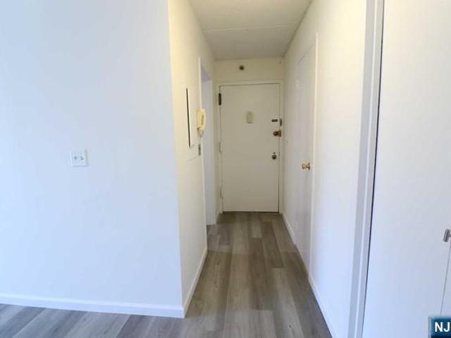 1600 Center Avenue # 1E
