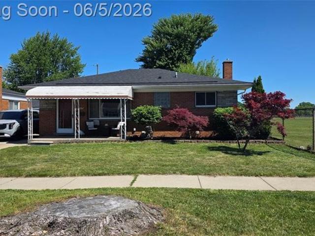 16017 Chestnut St, Roseville, MI 48066