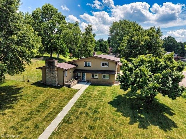 1601 Marion Dr, Coshocton, OH 43812