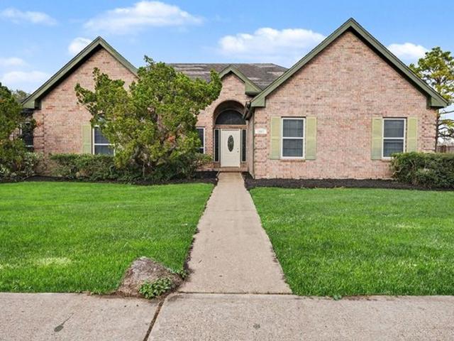 1601 Oak Place Ct, Pearland, TX 77581
