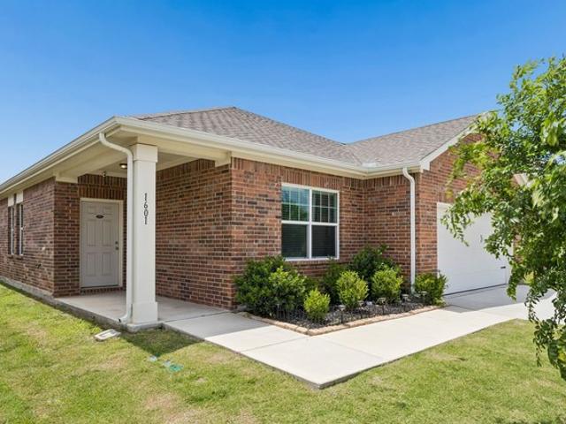 1601 Shadow Hawk Dr, Fort Worth, TX 76052