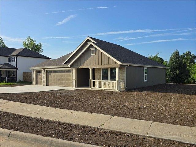 1602 Bluestem Dr, Ottawa, KS 66067