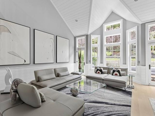 1602 Devon Ct, Southampton, NY 11968