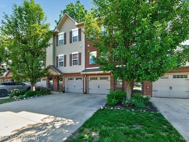 1602 Pinecroft Ln, Howell, MI 48855