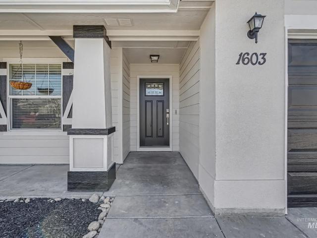 1603 W Tamarack Dr