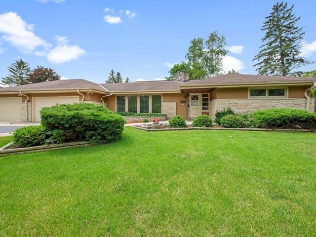 1603 W Zedler Ln, Mequon, WI 53092