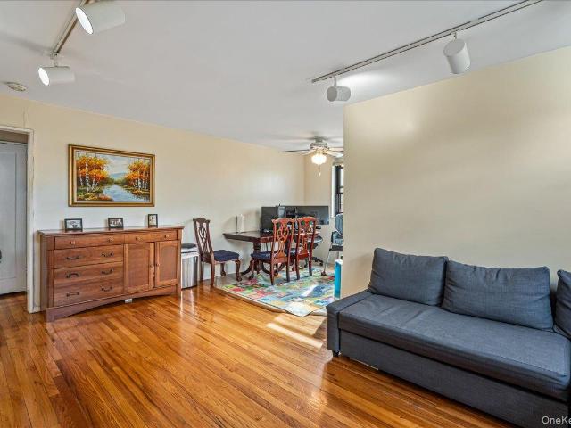 160 10 Cross Island Parkway 6 178