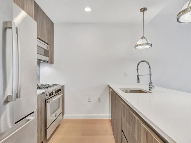 160 1St St # 910