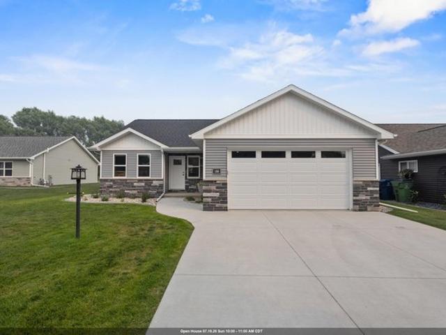 160 Golf Course Dr, Wrightstown, WI 54180