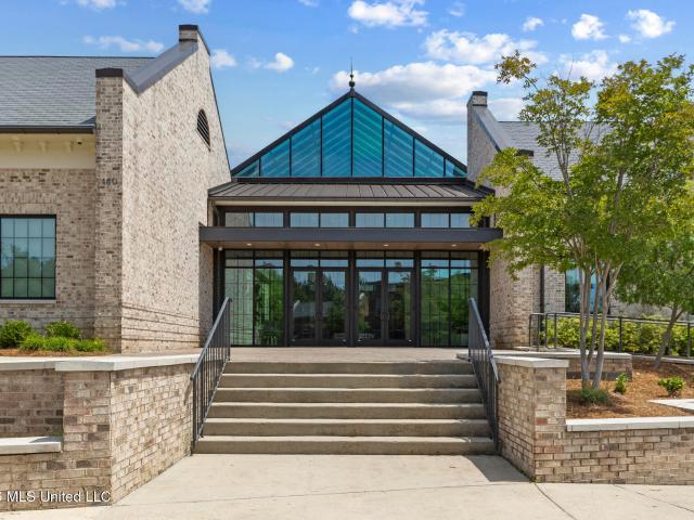 160 Fountains Boulevard