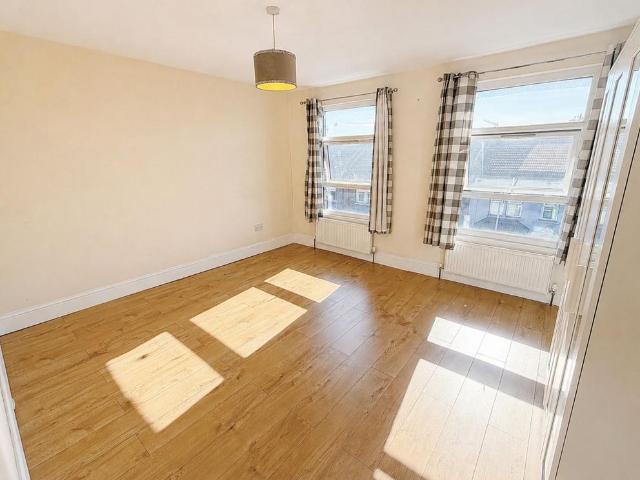 160 High Road Leyton, London, E15 2 bed flat to rent £1,900 pcm £438 pw