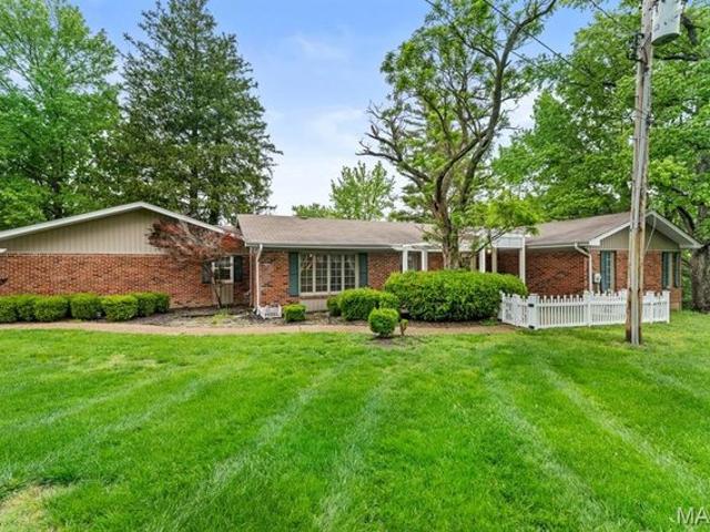160 Ladue Pines Dr, Creve Coeur, MO 63141