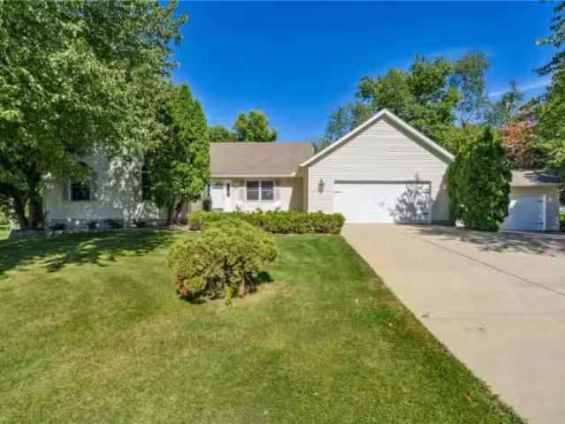 160 LANDAU ST, ROBINS, IA 52328 Single Family Residence For Sa.