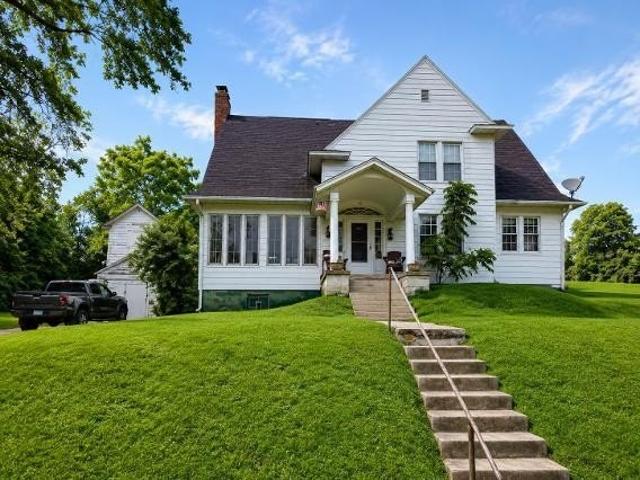 160 Maple Ave, Oak Hill, WV 25901