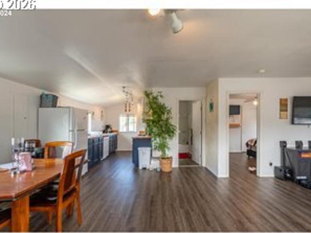 160 N 8TH ST