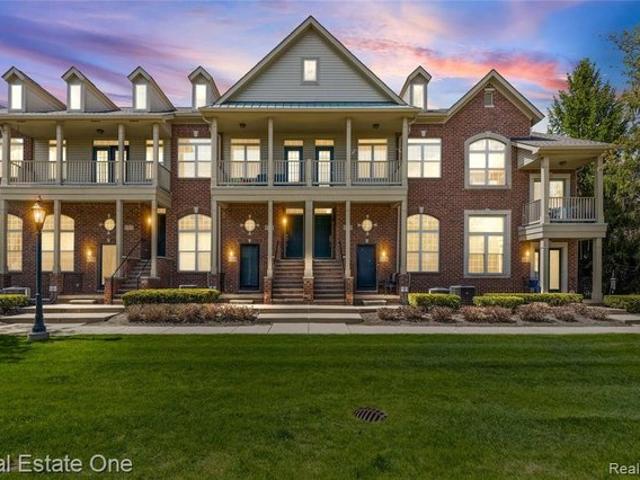 160 Sandy Ln, Walled Lake, MI 48390