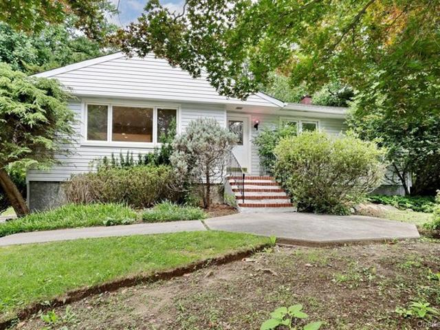 160 Pascack Rd, Chestnut Ridge, NY 10965