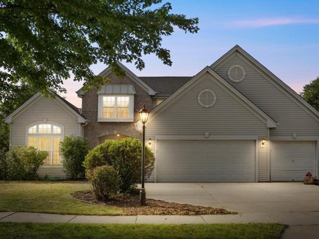 1614 Auburn Ct, Waukesha, WI 53189