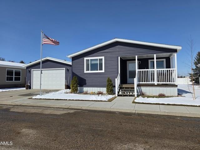1614 Fox Dr SE, Mandan, ND 58554