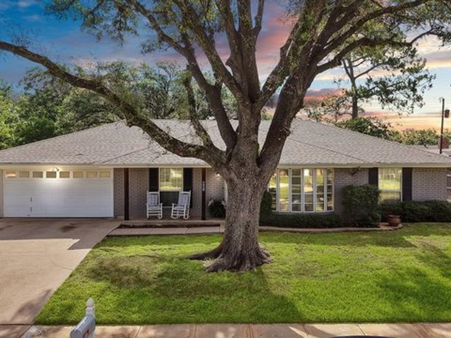 1615 Cresthaven Dr, Pantego, TX 76013