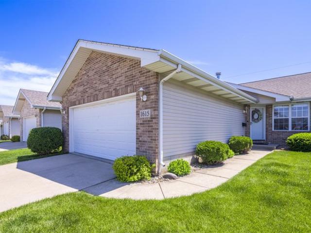 1615 Golden Oak Dr, Crown Point, IN 46307