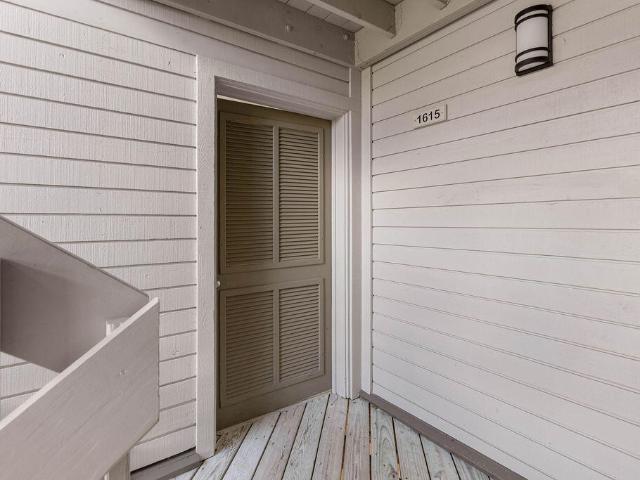 1615 Live Oak Park