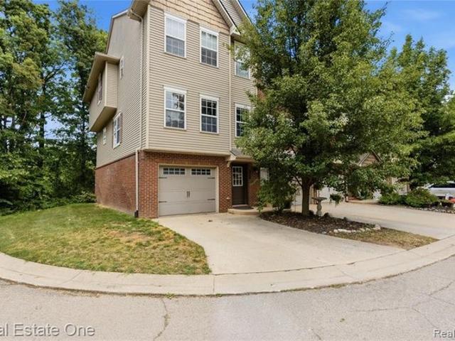 1615 Red Hickory Ct, Howell, MI 48855