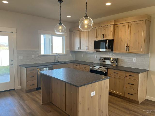 1615 Trail Way