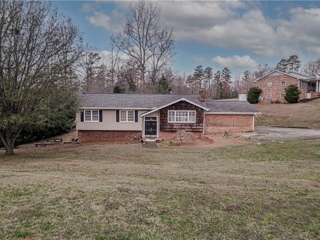 1618 E Saluda Lake Rd, Greenville, SC 29611