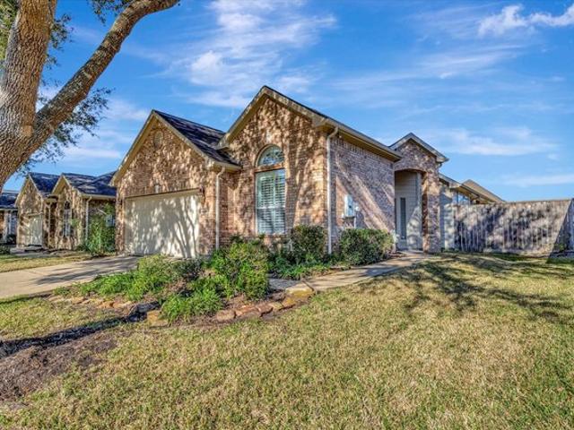 1619 Berlino Dr, Pearland, TX 77581