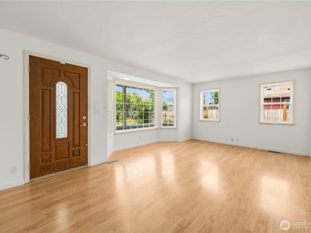 1610 th Street E