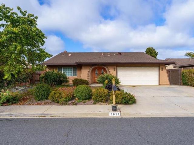 1611 James Dr, Carlsbad, CA 92008