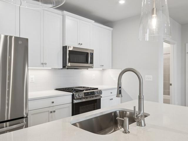 1611 Potomac Shores Pkwy Unit 403, Dumfries, VA 22026