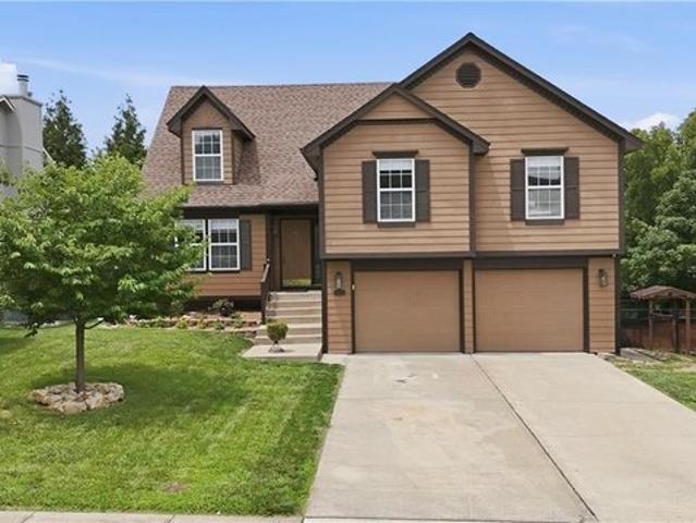 1612 NE Bluff St, Lee's Summit, MO 64086