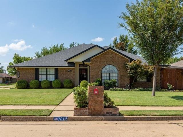 1612 Glacier Ln, Edmond, OK 73003
