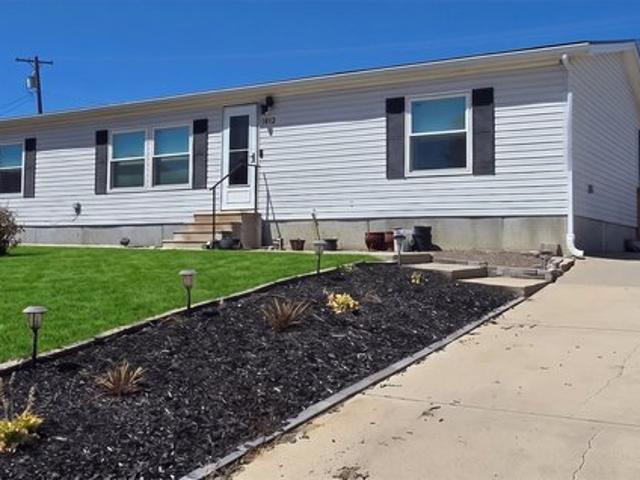 1613 Mulberry Cir, Dodge City, KS 67801